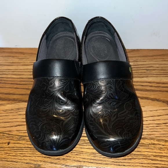 Dansko | Shoes | Dansko Work Wonders Size 39 Clogs Black Flower Swirl ...